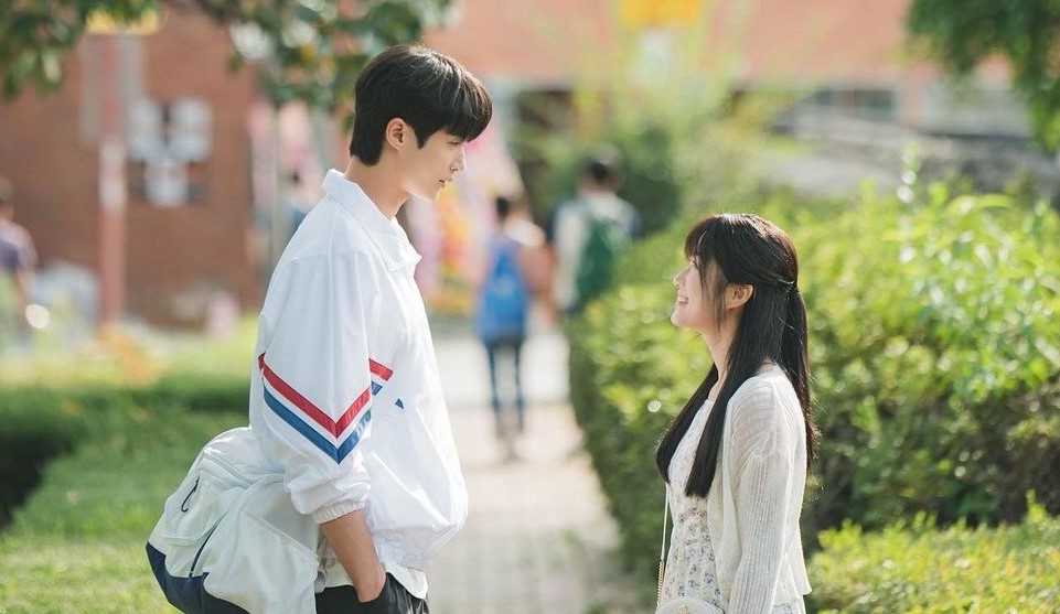 8 Fakta dan Sinopsis Drama Korea Lovely Runner yang sedang Populer di Kalangan Warganet - TUTURPEDIA