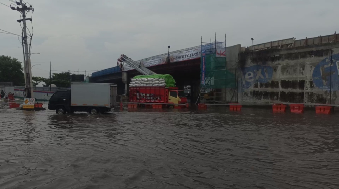 Kaligawe Kembali Tergenang, Truk Muatan Pupuk Organik Terjebak - TUTURPEDIA